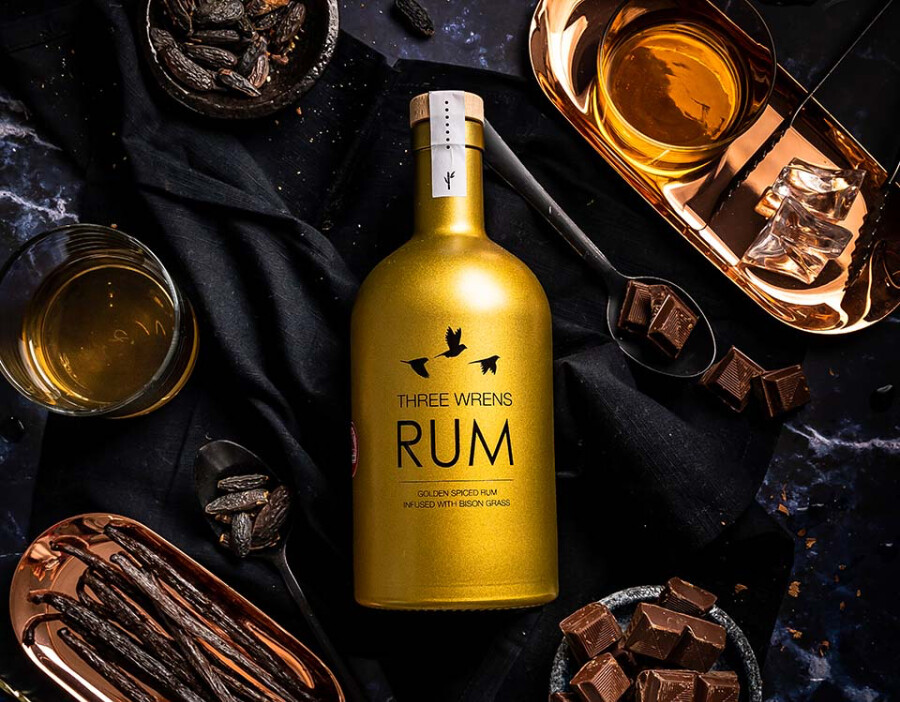 英國Three Wrens Distillery 推出首款加入野牛草為成份的蘭姆酒！ - 評酒趣
